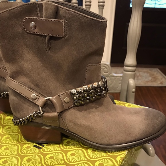 Gianni Bini | Shoes | Grey Style Slate Gianni Bini Boots Size 75 Styled ...